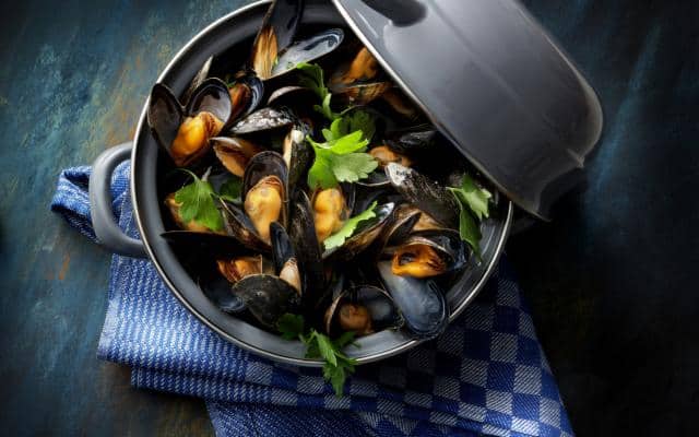 How to Clean and De-beard Mussels - Mens Guide To Everything